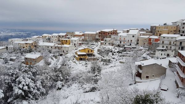 La neve di questi giorni ha imbiancato l'entroterra crotonese - ilCirotano