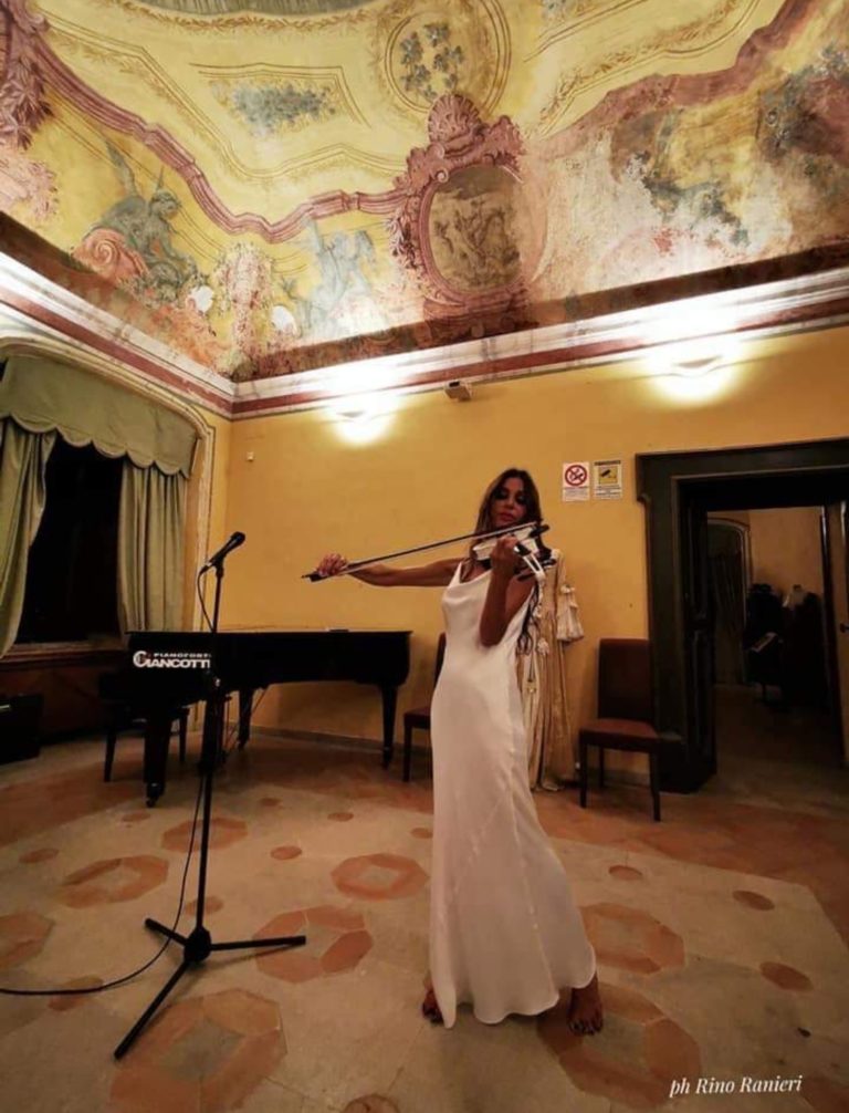 Anna Nash, la violinista performer vocalist si esibisce nel Castello e ...