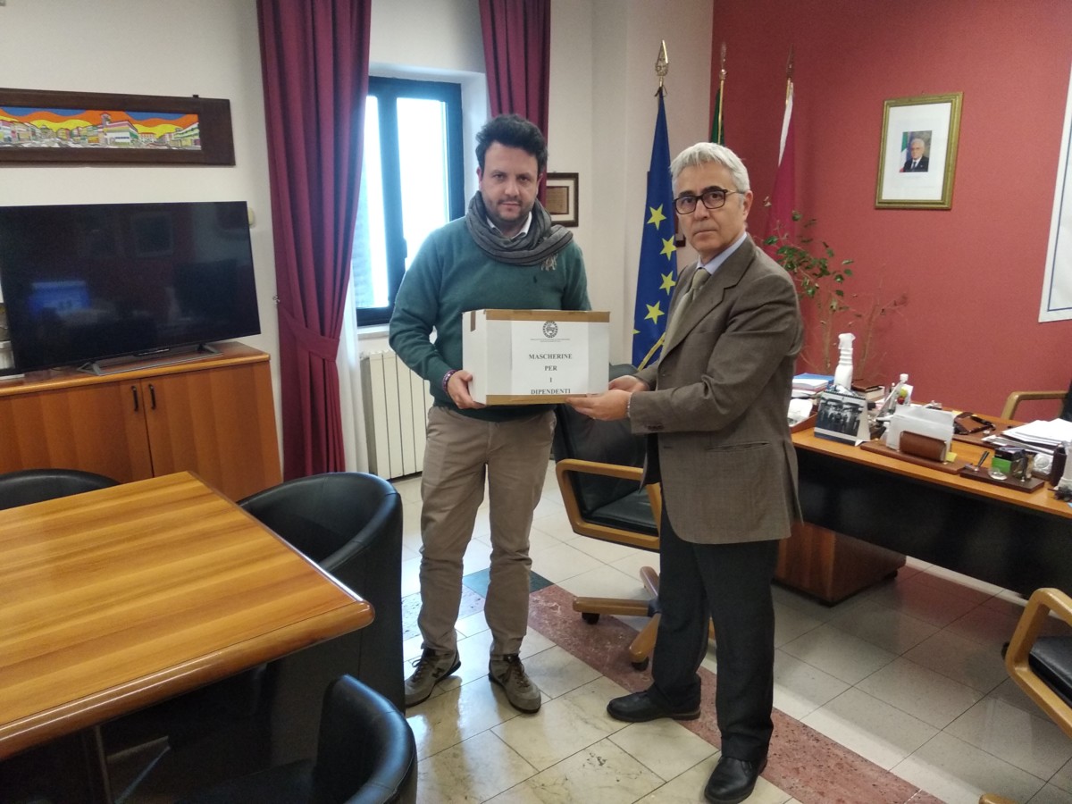 Coronavirus: l'imprenditore Francesco Pesce dona le mascherine medicali ...