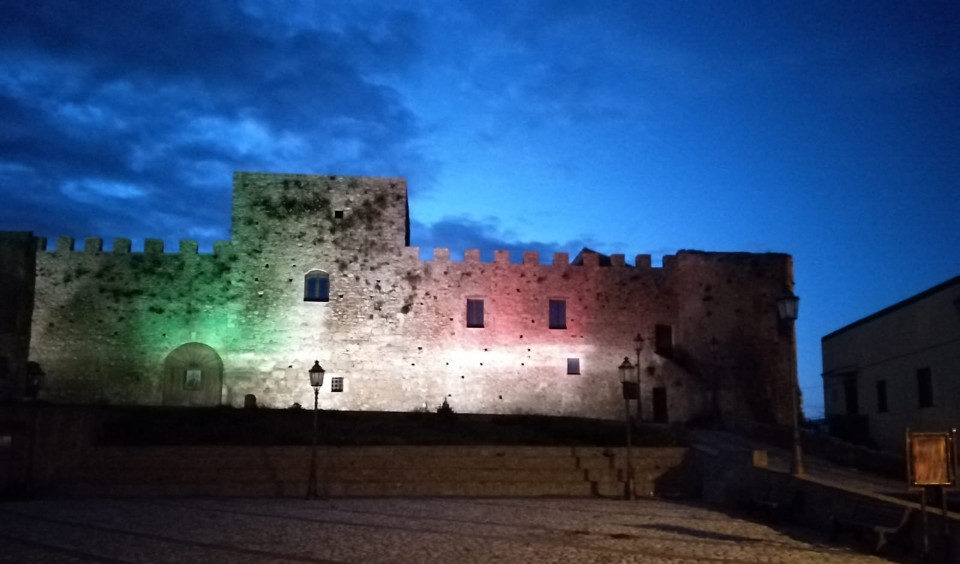 Il Castello di Strongoli illuminato con il tricolore – ilCirotano