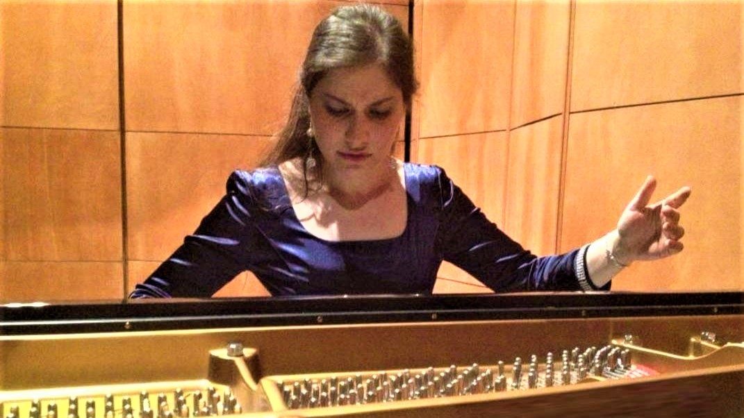 Oggi, domenica 5 giugno la pianista Maria Carmen Rizzuto terrà un recital nel Castello di Santa ...