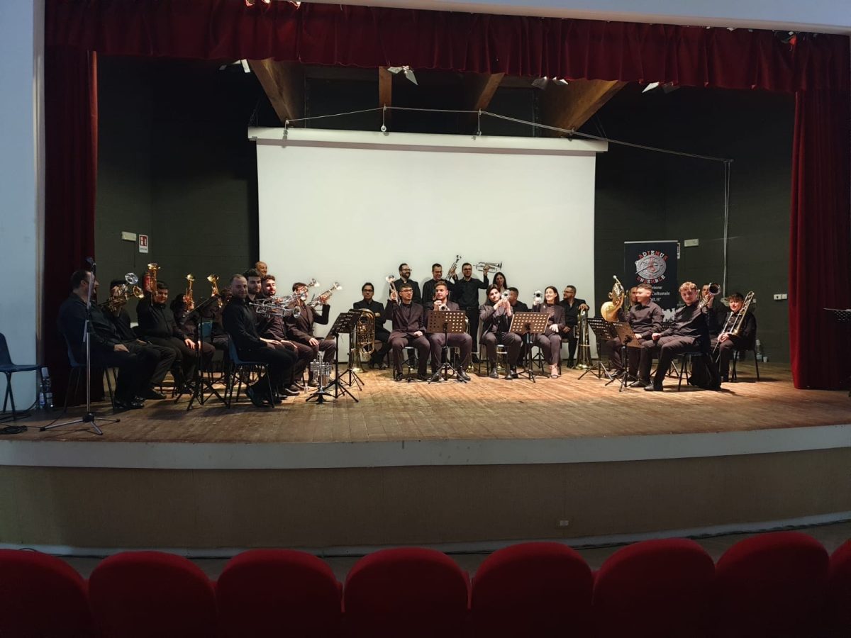 Cirò Marina: il Teatro Alikia vibra con il maestro Alessandro Silvestro ...