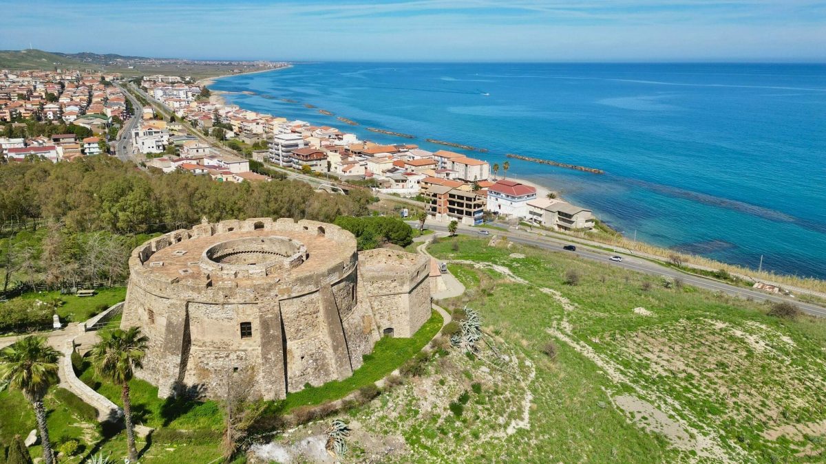 Revocato il divieto di balneazione a Torre Melissa: litorale di nuovo ...
